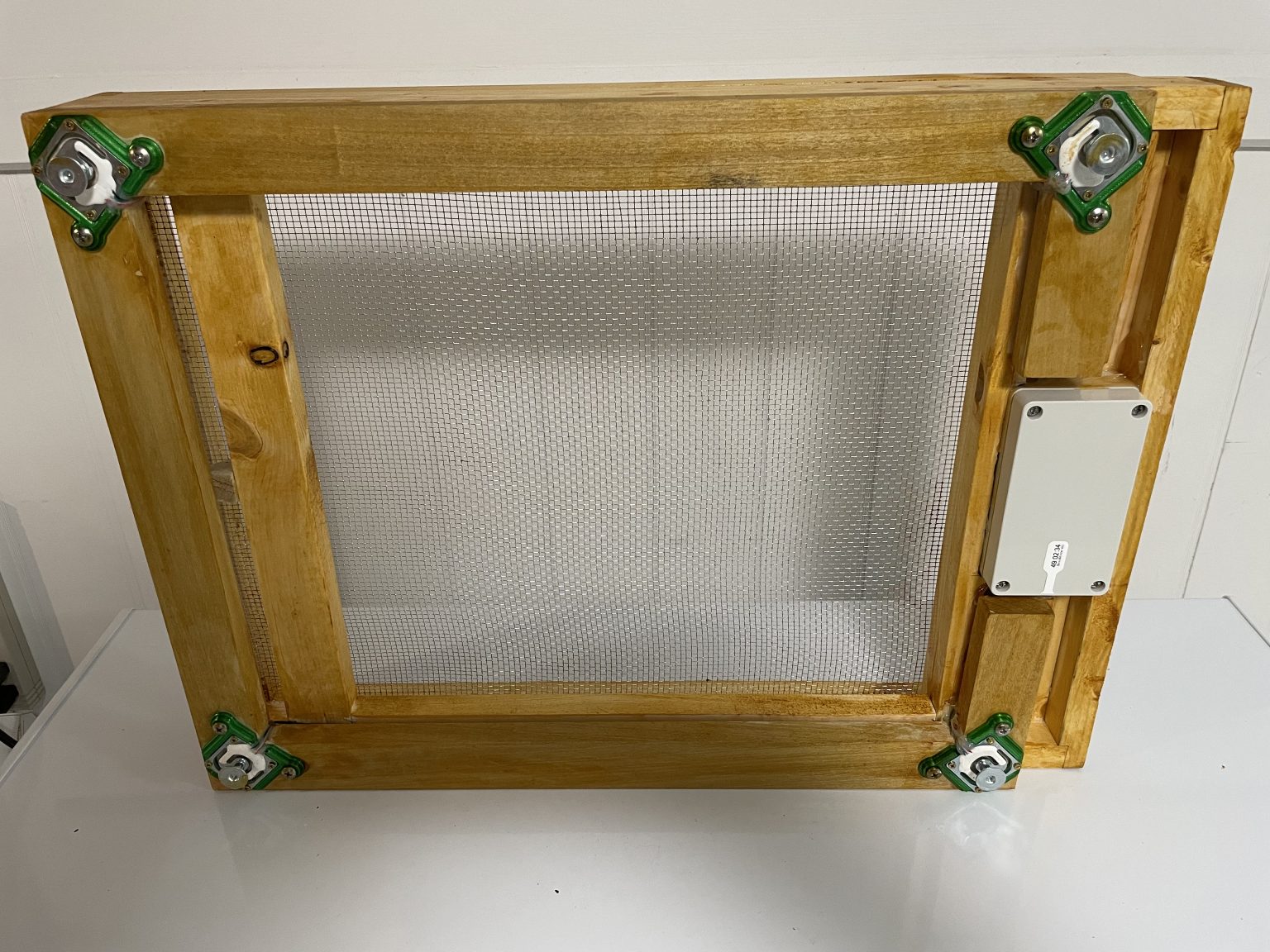 New Hive bottom board with integrated scale. – Allview Bees